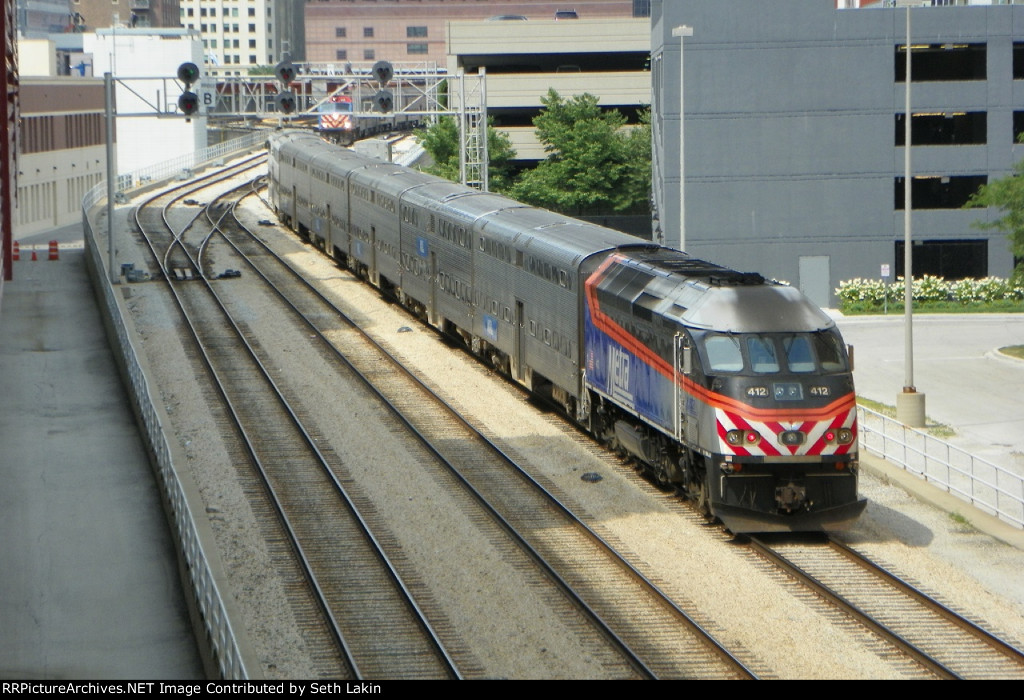 METX 412 and train 516